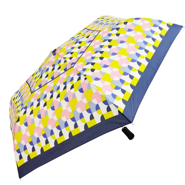 ボタンひとつでラクラク開閉できます。荷物が多い時や自動車の乗り降りに便利です。親骨の先端には風によくしなるグラスファイバーを使用しています。持ち運びしやすいコンパクトな三つ折りタイプです。