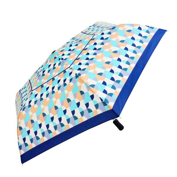 ボタンひとつでラクラク開閉できます。荷物が多い時や自動車の乗り降りに便利です。親骨の先端には風によくしなるグラスファイバーを使用しています。持ち運びしやすいコンパクトな三つ折りタイプです。