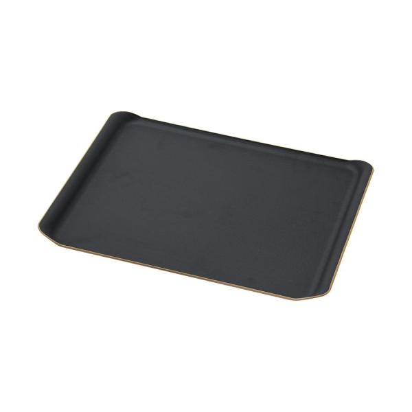 滑りにくいので安定して運べます。軽くて薄い構造なので食卓でランチョンマット代わりにも。