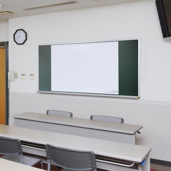 マグネット式でスチール面に簡単に貼り付けできるプロジェクター投影用スクリーンです。表面はホワイトボード用マーカーペンで書き消しできるマットホワイトボードフィルム素材です。裏面はやわらかく薄い軽量マグネットシート素材です。※短焦点プロジェクタ...