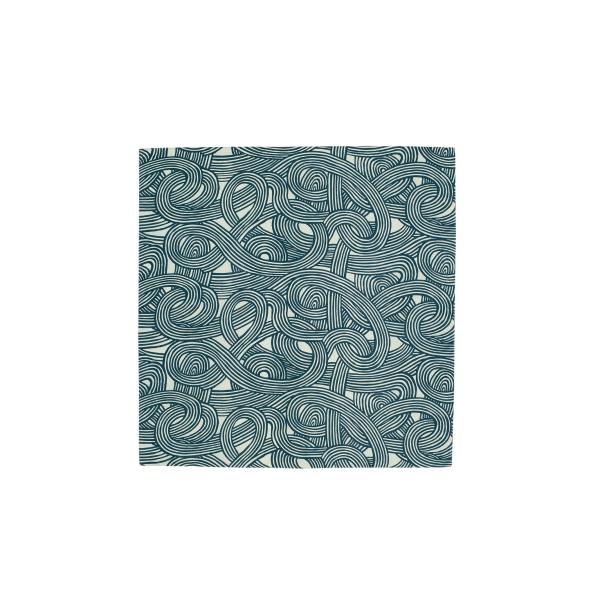 日常使いはもちろん、アウトドアやスポーツシーンでも活躍するふろしきです。水をはじくので急な雨から荷物やバッグをカバーしたり、レジャーシートやテーブルクロス、水や汗で濡れたウエアを持ち運ぶなど、様々な用途でご利用頂けます。