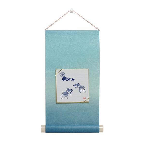 場所を取らないサイズなので、掛ける場所を選びません。付属の豆色紙に書画を描いたり、折り紙や押し絵などを貼れば、ギフトとして最適です。美しいぼかしの入った揉み紙は、昔ながらの手揉みの加工をしています。手揉みの和紙の風合いは、柔らかく弾力があり...