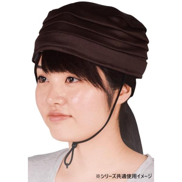 頭頂部までしっかり保護するフルパッド仕様。つばがないため屋外でも屋内でも使いやすいデザインです。後頭部には小さなリボンの装飾がついています。