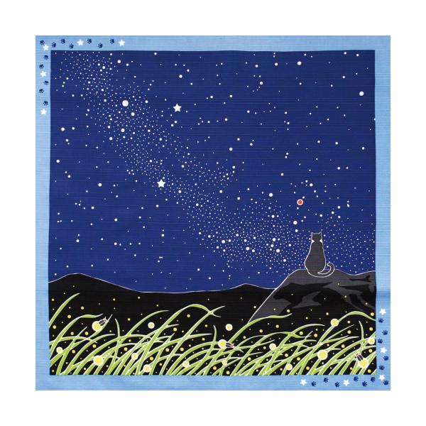 お昼寝とお散歩が大好きな猫のたま。四季折々の景色の中をのんびりお散歩。四季折々の景色の中を散歩する猫を描いた風呂敷。別売のタペストリー棒に取り付けて壁にタペストリーとして飾ることもできます。