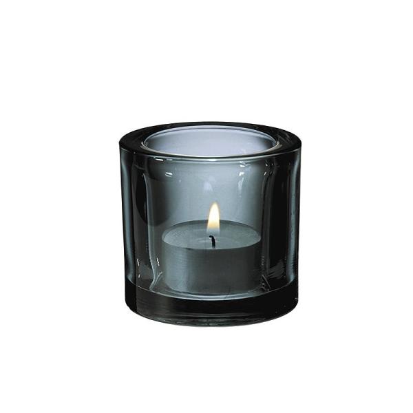 キビはフィンランド語で「石」という意味です。キャンドルの炎の美しい煌めきを、より際立たせるキャンドルホルダーは、まるで小さな光の宝石です。ガラスを知りつくしたイッタラの職人がつくるキビは、表面だけでなくガラスそのものに色がついているので、よ...