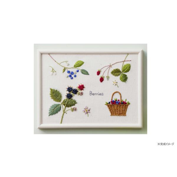 青木和子自身が小さな庭でずっと庭仕事をしている時のエピソードをあれこれ盛り込んでデザインしました。刺しゅう好きな方にはもちろん、お花やお庭の好きな方にも楽しんでいただけたらと思います。青木和子デザインのフレーム付きキット。