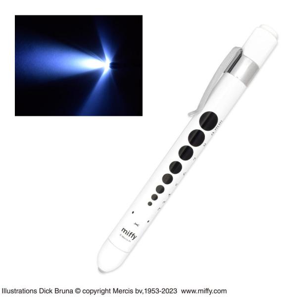 お口やノド、耳穴のチェックにご利用できます。またペットの耳やお口のチェックにも。上部をノックすることで点灯し、再度ノックすることで消灯します。(収納する際はライトが消灯していることを確認してください。)瞳孔計は一般医療機器届出がされております。