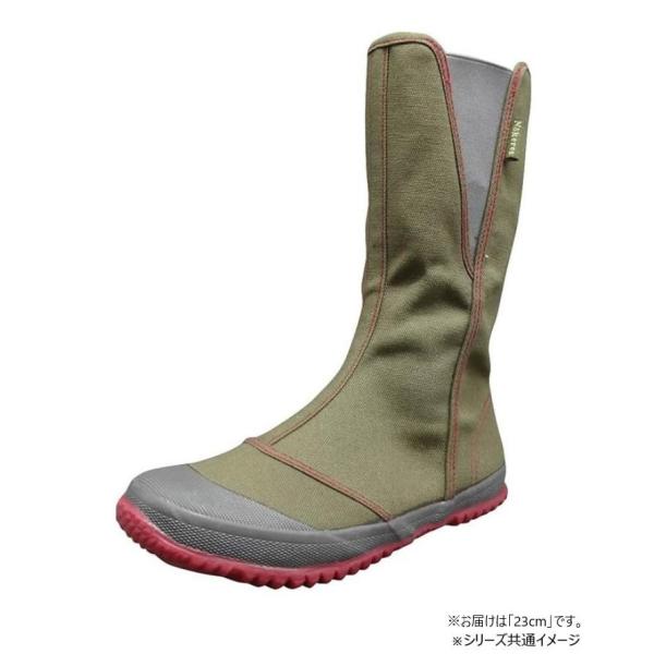 内側にファスナーがあり、大きく開くので着脱が簡単です。撥水機能付きなので、水や汚れを寄せ付きにくいです。中底には「Ag+(銀イオン)加工」が施されており、細菌の増殖を抑制し、防臭効果を発揮します。