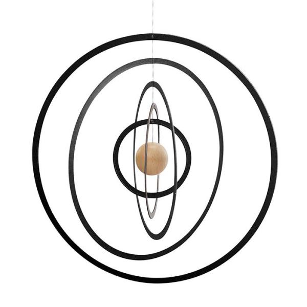 モビールは、常に姿形を変えて変化をつづけながらもしっかりと自分自身に支えられている、小さな宇宙そのものです。全宇宙の本質を反映したモビールを見ていると、脳が刺激されて想像力や創造力が高まります。モビールの動きを見せると子どもは微笑みます。あ...