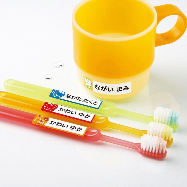 フィルムベースなので耐久性にも優れており、歯ブラシや図画工作のバケツ、かさなど水に濡れる場所で使うものにオススメです。あらかじめシールの形にカットしてあり、ひとつひとつ手で切る手間がありません。お名前シールに最適な細長タイプです。