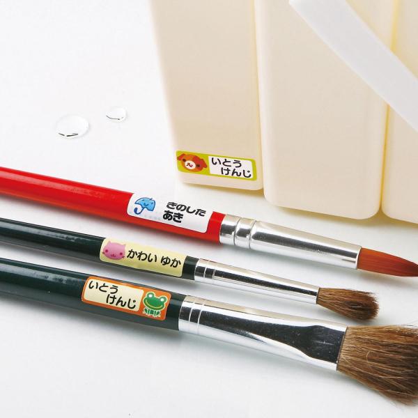 フィルムベースなので耐久性にも優れており、歯ブラシや図画工作のバケツ、かさなど水に濡れる場所で使うものにオススメです。あらかじめシールの形にカットしてあり、ひとつひとつ手で切る手間がありません。お名前シールに最適な細長タイプです。