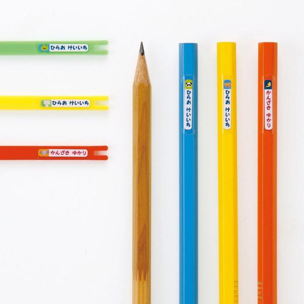 イラストやお名前などの文字をにじみなく表現するファイングレードのつやなしマットタイプです。汚れやシールはがれを防いで、キレイを長持ちさせる透明カバーフィルム付き。貼り付けやすいよう、シールよりひとまわり大きくしました。はがれにくい強粘着糊を...