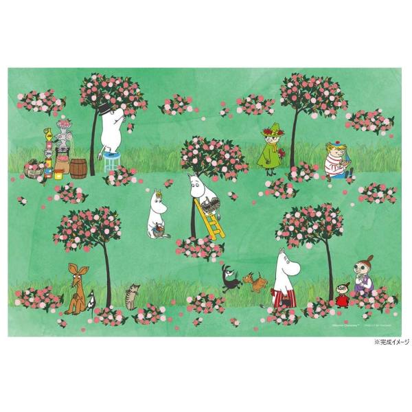 ムーミンバレーのりんご畑では収穫の時を迎え、みんなでジュース作り。透明感のあるにじんだ手書き風の背景がキャラクターたちを引き立て、華やかな色合いがお部屋に彩りと癒しを与えてくれます。