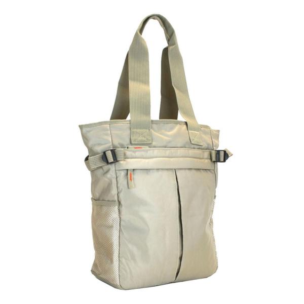 A4サイズのファイルや雑誌もラクラク入ります。お弁当箱、メークポーチなどなど。大きめトートですが収納ポケットが充実しているので、カバンの中で荷物が迷子になりません。