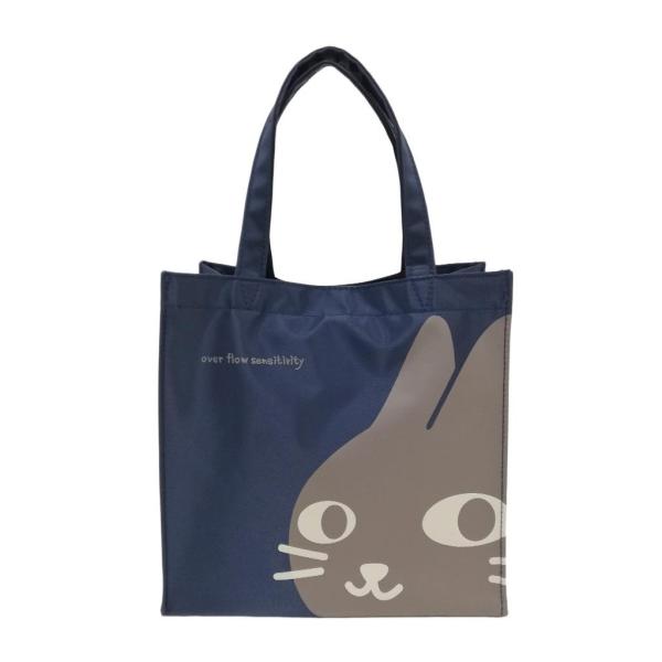 猫の大きな顔プリントがかわいい、縦型トートバッグ。軽量で、雨の日でも使いやすくお手入れも楽々。中には取り外し可能な底敷が付いているので、重たい物を入れてもきれいな形をキープしてくれます。バッグ本体も自立して置くことができます。A4サイズ・5...