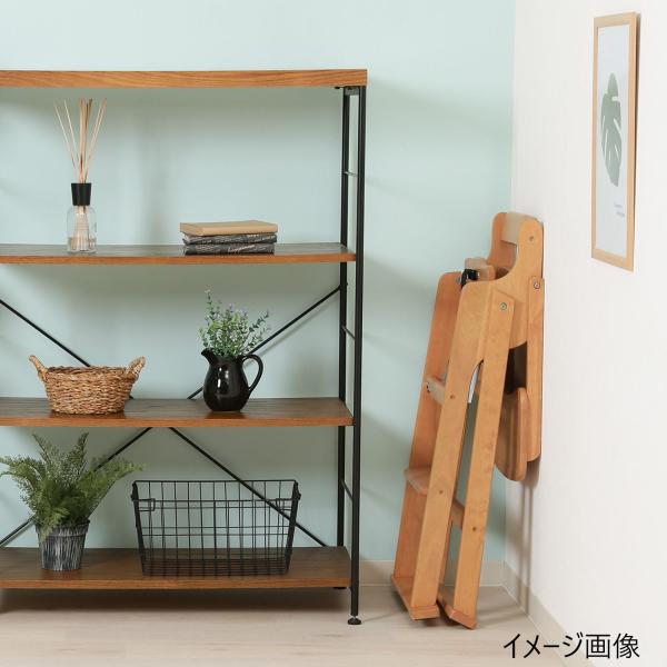 テーブル付きの折りたたみベビーチェア。