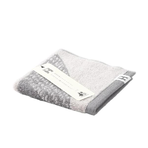 動物、昆虫、植物、風景、それら全てに物語を込めて作家が手彫りで描いたユニークでやさしい世界を、今治のタオル職人が熟練の技術で色彩豊かに織り上げました。人々の日常にあたたかな空気と笑顔をもたらすタオルです。kata kataとは?松永武と高井...