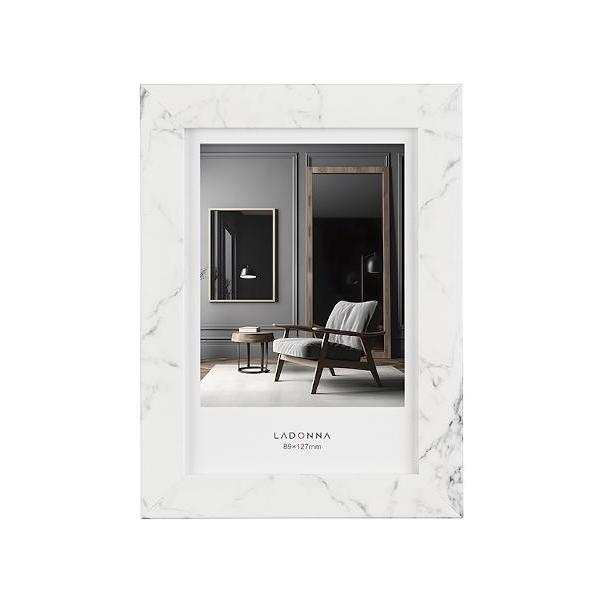 直線が目を引くスタイリッシュなデザインが、上質な空間を演出します。シンプルでありながら、大切な写真をさらに引き立てるフレームです。