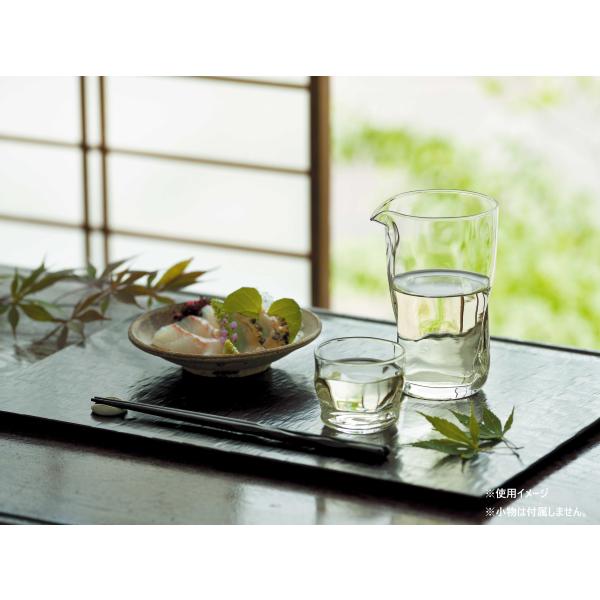 粘土からてびねりでおこした焼き物のような温もりのあるグラスウェアです。