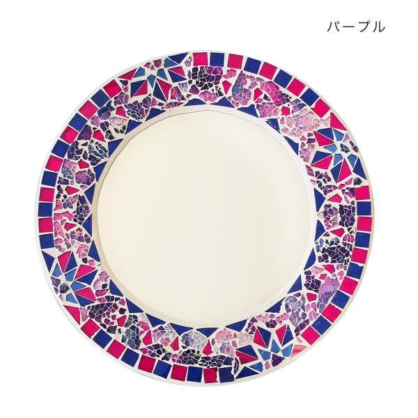 職人による手作業で1つ1つ丁寧にモザイクを組み合わせ縁どられたミラー。鏡をのぞくたびに気分が上がります。