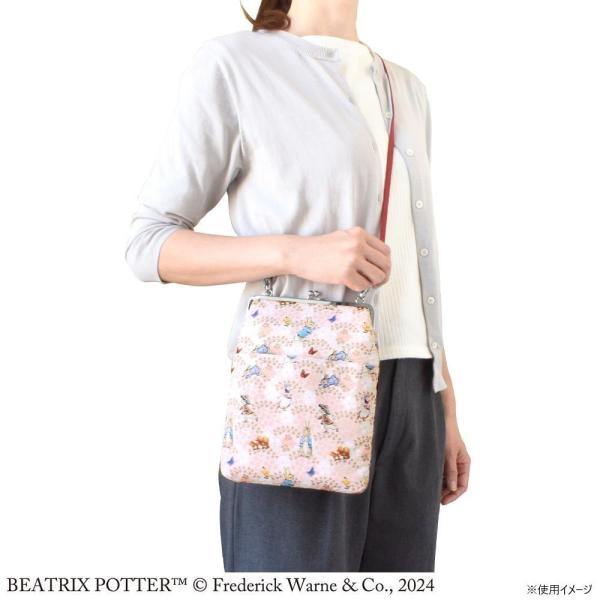 大判サイズの御朱印帳が2冊余裕をもって入れられます。またクッション素材を使用しているので、大切な御朱印帳を大事に安心して持ち運びができます。前ポケットがついているので、リーフレットや案内図なども出し入れしやすくなっております。紐の長さも調整...