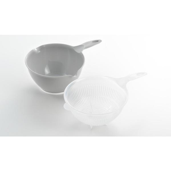 目が細かいざるなので食材が落ちにくい。ザルとボウルをセットで使えば流水で洗ったり冷やしたりしているときも食材が流れ落ちにくい。足付きなので水はけがよいです。本体はSIAA抗菌加工。