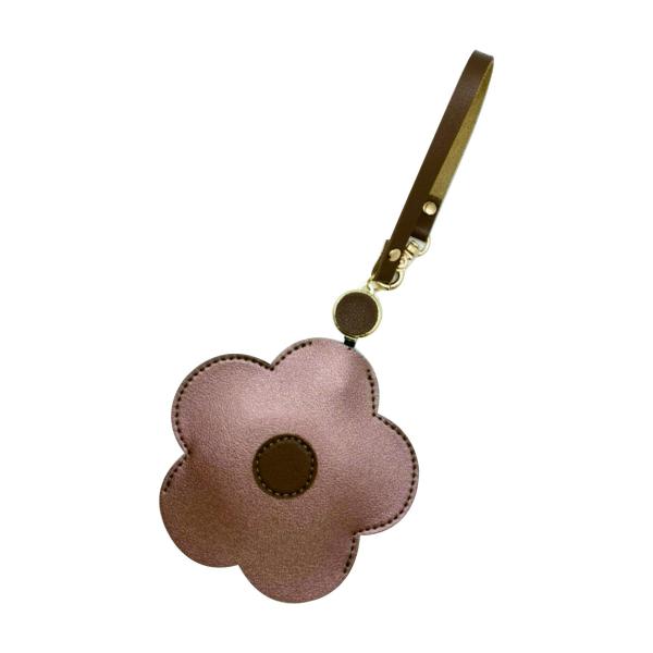 ルーペのサイズは大きめで見やすい。可愛いチャームの中に隠された直径50mmのルーペ。最大約25cmまで伸びるリール付き。カバーから外してお家使いも可能。