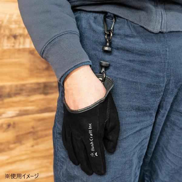 耐熱性に優れたやわらかな革製グローブです。マグネット式のカラビナをベルトやベルトループに固定できるため、片手で簡単に着脱ができ、放置を防げます。