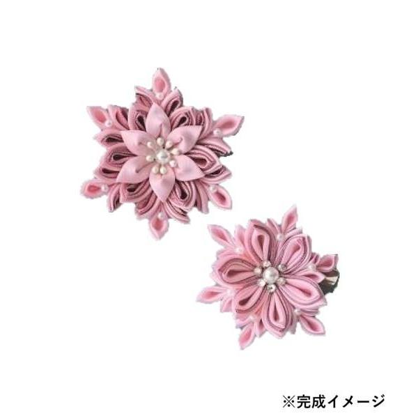 サテンとラメ生地を組み合わせて作るつまみ細工キットです。カット済み生地入りで、準備に手間がかかりません。鞄や洋服、帽子などの装飾にオススメです。別売品のツマミッコ(TM-280)・ハサミッコ(TM-5500)・ボンド(TM-200)・精密ピ...