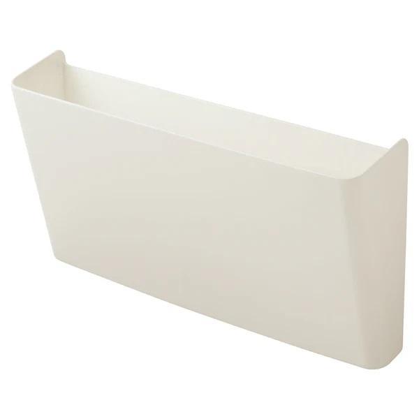 スチール面に貼り付けて、省スペースで使えるマグネット付きポケットです。重ねられる背面形状なので省スペースで使えます。前傾形状で取り出しやすく、クリヤーホルダーやA4書類の収納に最適です。