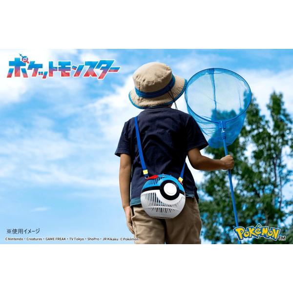 虫かごとしての機能も充実!真ん中のボタンを押すと開閉し、持ち運び易い肩紐つきです。フラットな底面で安定して使用できます。