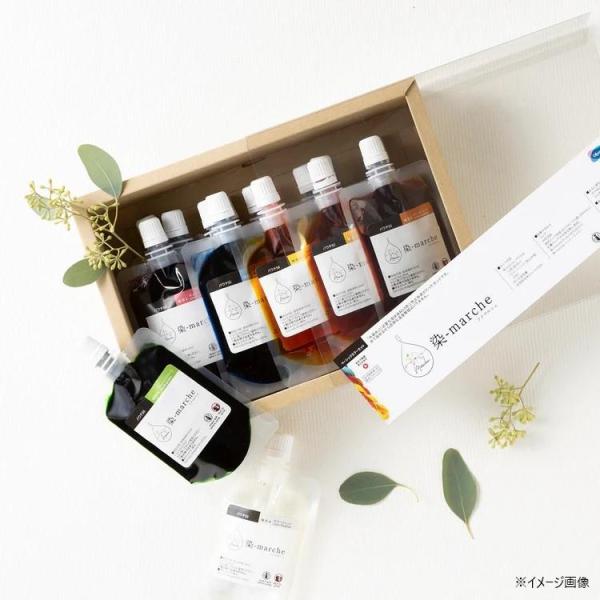 「糸染め」に必要な液体染料15色と色止め液が入ったセットです。イージーライナー(別売)を使って水で染めるから面倒な温度管理はいりません。