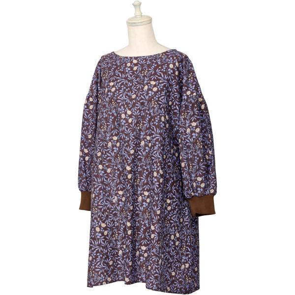 繊細なボタニカル柄を上品な配色でまとめました。袖口はリブニットを使用しております。水仕事の際などにスムーズに袖をまくることができます。後ろはゴムとリボン仕様で着脱しやすく、ずり落ちにくい仕様です。両サイドに便利なポケット付きです。