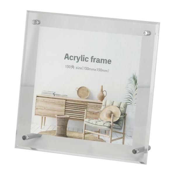 どこに飾っても馴染む、万能のアクリルフレームです。吊り下げパーツも付いているので、壁に掛けることも可能です。