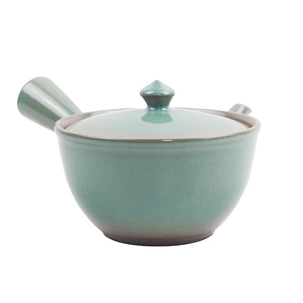 三重県四日市市の伝統工芸、萬古焼の急須です。3〜4人分のお茶を淹れるのにちょうどよいサイズで、底には細かい網がついており、茶葉がしっかり浸かって目詰まりもしにくい構造になっています。注ぎ口に茶葉が詰まりにくく、最後の一滴までしっかり注げます...