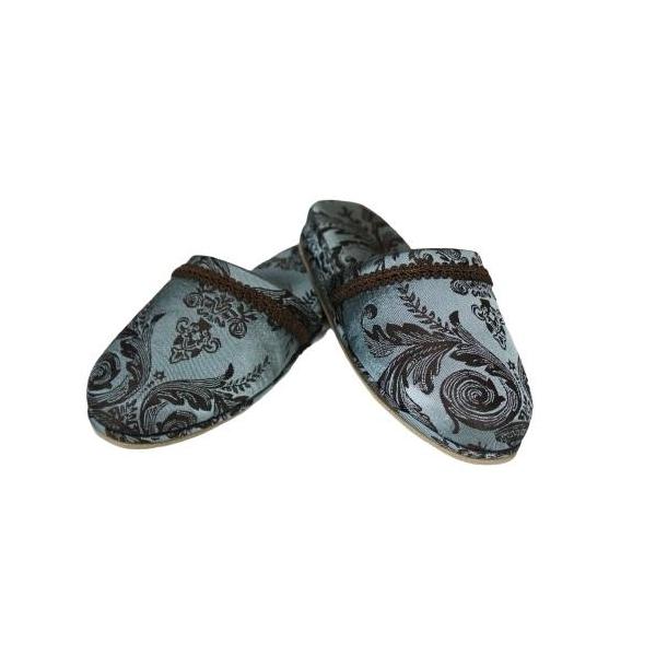 Jennifer Taylor社製の生地を使用した、高級感漂うユニセックスのルームシューズ。履いているだけで、エレガントな気分になれそう。裏底は、スウェード調の生地を張り、真ん中に合成皮革のすべり止めつきの為、歩いているときにペタペタと音が...