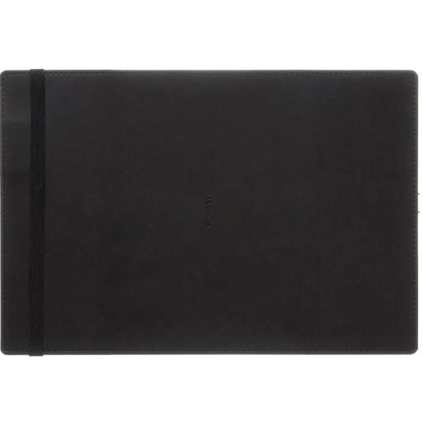 素材には品があり、軽量・丈夫な合皮を使っているので、本革ほどデリケートな扱いをしなくてもデイリーユースを楽しめます。また、ゴム付きなので、バッグへの収納もスムーズに行えます。