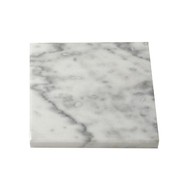 ゴム板の下に敷くことで土台を安定させ、しっかりと正確な打ち込み作業ができ音も静かになります。カービングやスタンピングでは大理石の上に直接革を乗せて打刻します。