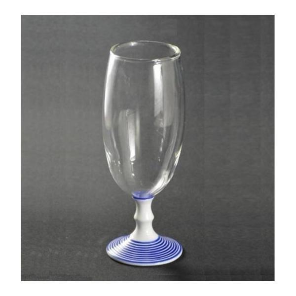 透明なガラスと、長い400年の歴史と伝統を持つ有田焼の脚部とを融合させることで世界に通じる新しい逸品として仕上げました。このビールグラスでリラックスタイムを是非お楽しみください。