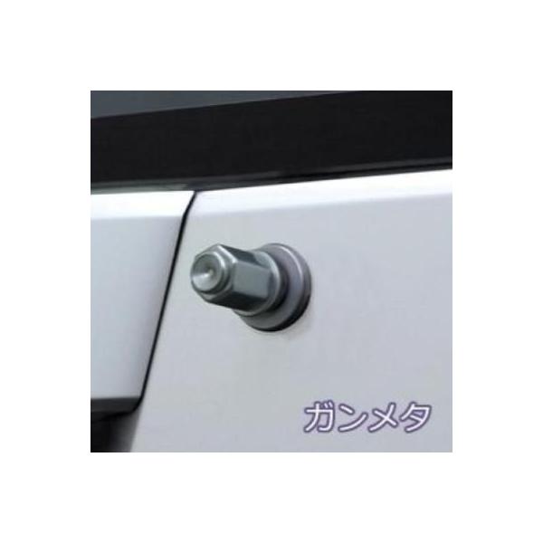 ホイール取り付け用のレーシングナット風のリアワイパーマスコットです。