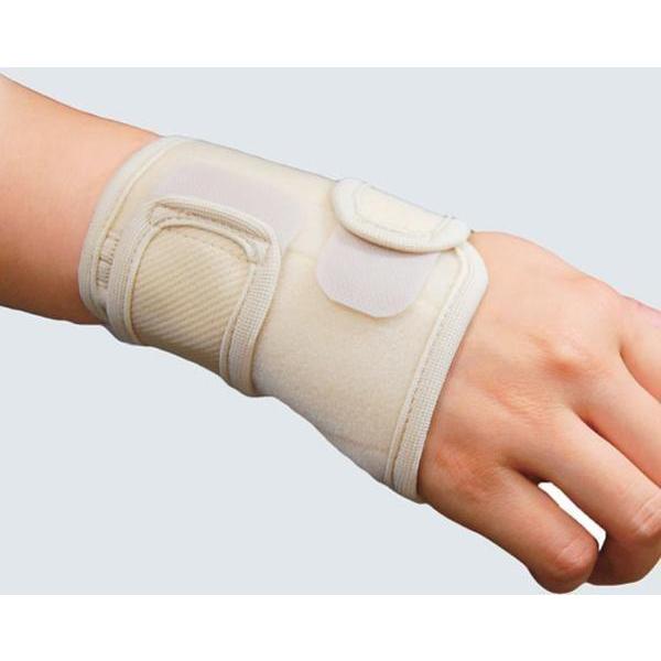 抗菌加工を施した伸縮生地を使用しています。上部ベルトと下部ベルトに分かれているため、症状にあわせて適度な場所で固定することができます。尺骨側と手の甲側にステーが配置されるので効果的な尺屈・背屈の可動制限が可能です。左右兼用で、面ファスナー接...