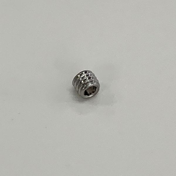 ガス注入式『バーンナイフG1400II』専用のコテ先の根本部分にある、小さなねじです。緩んできて取れたりした際の交換用となります。φ1.5mm程度のとても小さなねじです。開封時に飛び出てなくさないように気を付けてください。また他の商品と同梱...