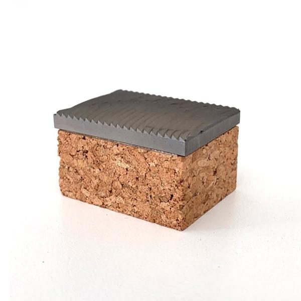 パテ等を平らに削る、面だしツール。サンドペーパー等と違って、充填箇所のまわりを傷付けにくく、硬くて削る作業が大変なパテ等もサクサクと削れるため、効率的に面だしが行えます。※ご注意あまり力を入れすぎると、傷の際(キワ)の部分に刃がひっかかって...