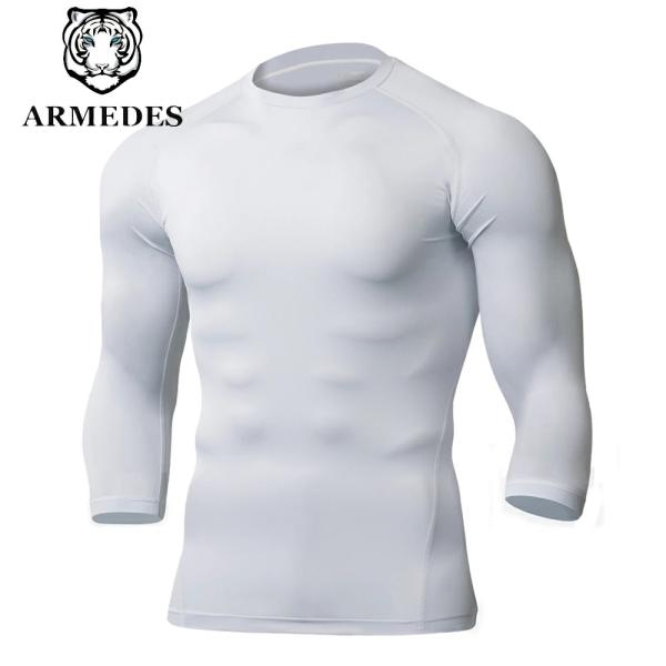 オールシーズンで快適に着用できる7分袖のインナーです。吸汗速乾性と通気性に優れ、工場や病院、介護現場、調理場など多様なシーンで活躍します。