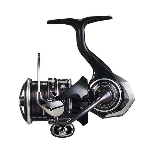 実戦で鍛え抜き、「モノコックボディ×AIRDRIVE DESIGN」により進化を遂げたTATULA。軽さと強さを両立するZAION V製のモノコックボディは、負荷が掛かった状態でもたわみや歪みを抑えて力強い巻き上げをアシスト。一方でZAIO...