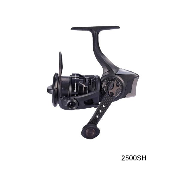 ◆ZENON,、REVO、ROXANIと継承された左右非対称コンパクトデザインだけでなくV-Rotor、V-spoolデザインも継承し、C6カーボン、カーボンハンドルを採用した軽量設計リール。釣種・釣法にあわせてドラグワッシャーの組付け順序...