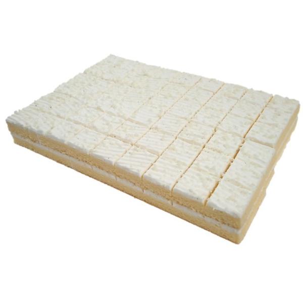 天面にホワイトクランチを散りばめてマダガスカル産バニラ入りのカスタードクリームをサンドし従来よりもバニラの風味をUP。甘い香り漂う濃厚な味わいに仕上げました。業務用のカットケーキです。1カット:縦約3cm×横約3.3cm×高さ約3cmが54...