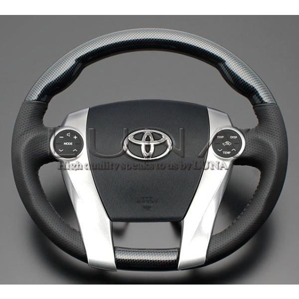 カラー・サイズ：ブラックカーボン調×ダークグレーレザー メーカー希望小売価格(税込)：￥24,840 備考： アクア  NHP10系  2011/12 〜、プリウス/プリウスPHV 30系　前期  2009/05 〜 2011/11、 プリ...