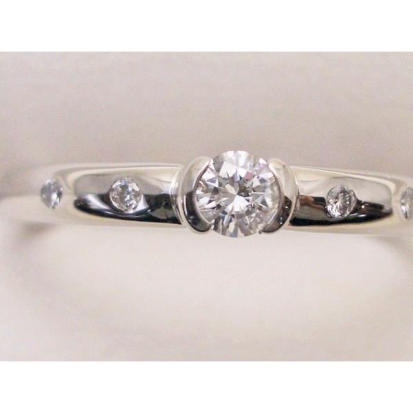 <pt900プラチナダイヤ入りリング>サイズ： ＃12.0　サイズ直しはできません 地金素材： pt900 ダイヤ5個で0.14ct 重さ： 3.1g 幅： 2.0mm〜3.0mm pt900のプラチナの枠の真ん中に大きなダイヤ...