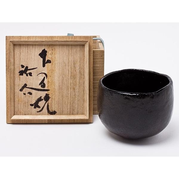 ＜本間焼＞昭和35年、当時の館長本間祐介が東京芸大の浅野陽、三浦小平二両氏の指導で鶴舞園の片隅に小さな窯を造り、お庭焼として楽焼を始めました。これが本間焼の始まりです。当時、本間祐介館長と一緒に造っていた池田退輔氏は、美術館の「長次郎」や「...